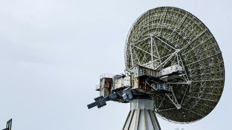 Repeating fast radio bursts from distant galaxies puzzle astronomers