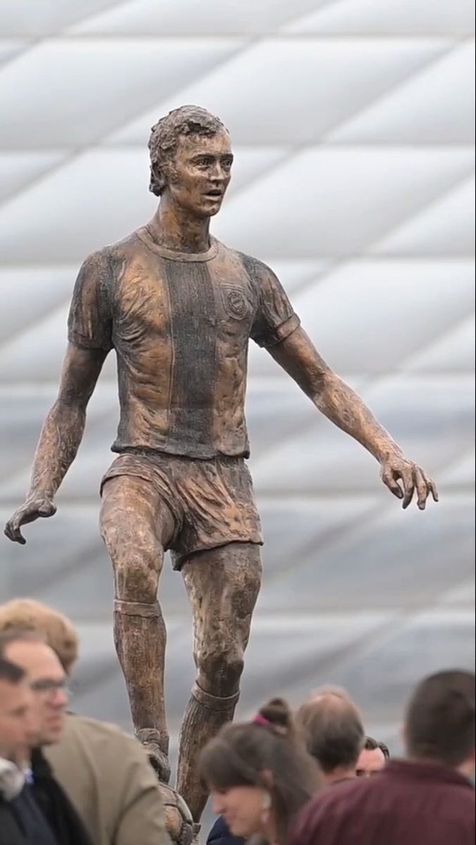 «Legenden bleiben»: Beckenbauer-Statue in München enthüllt