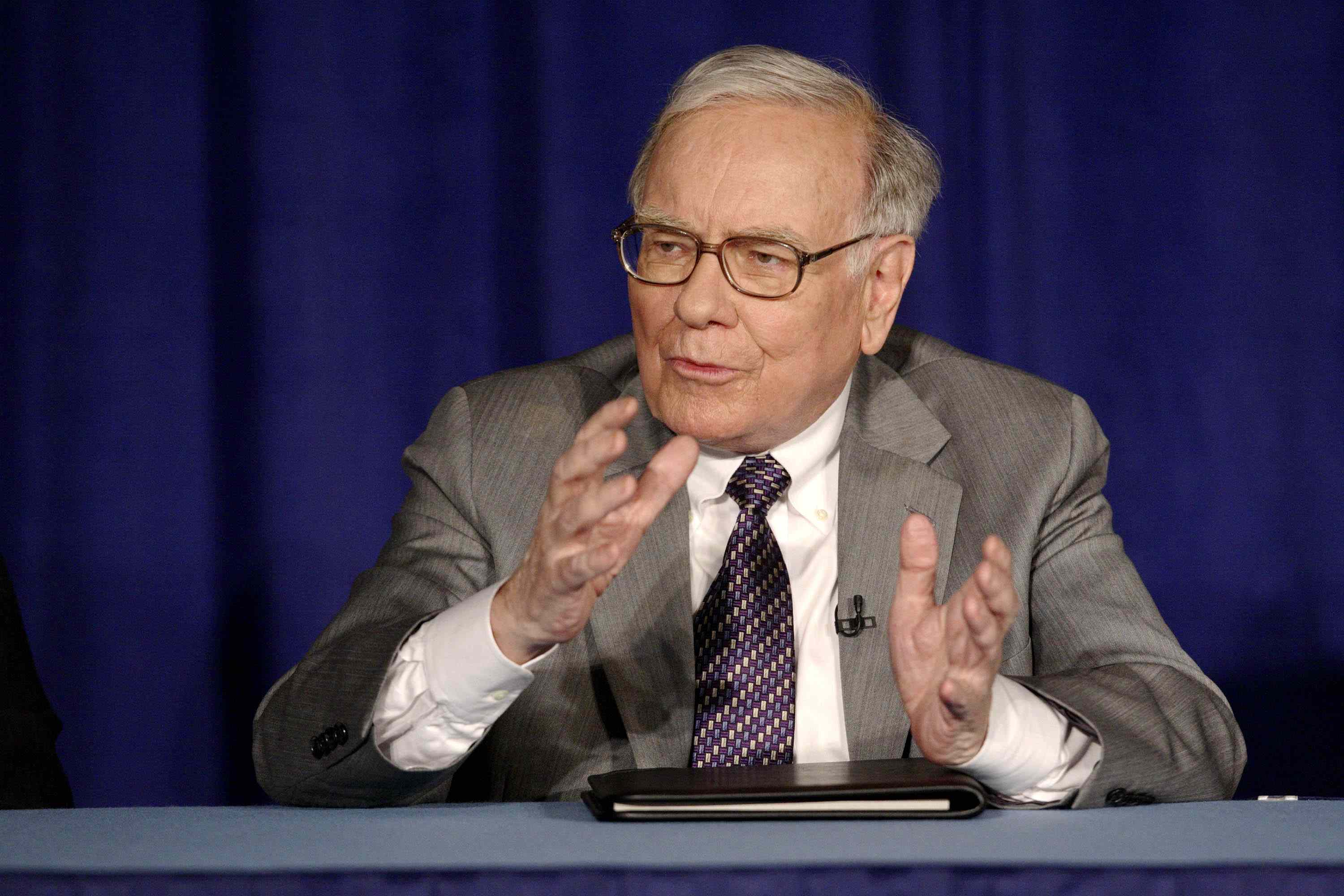Master the Market Crash with Warren Buffett's Playbook: Key Dos and Don'ts