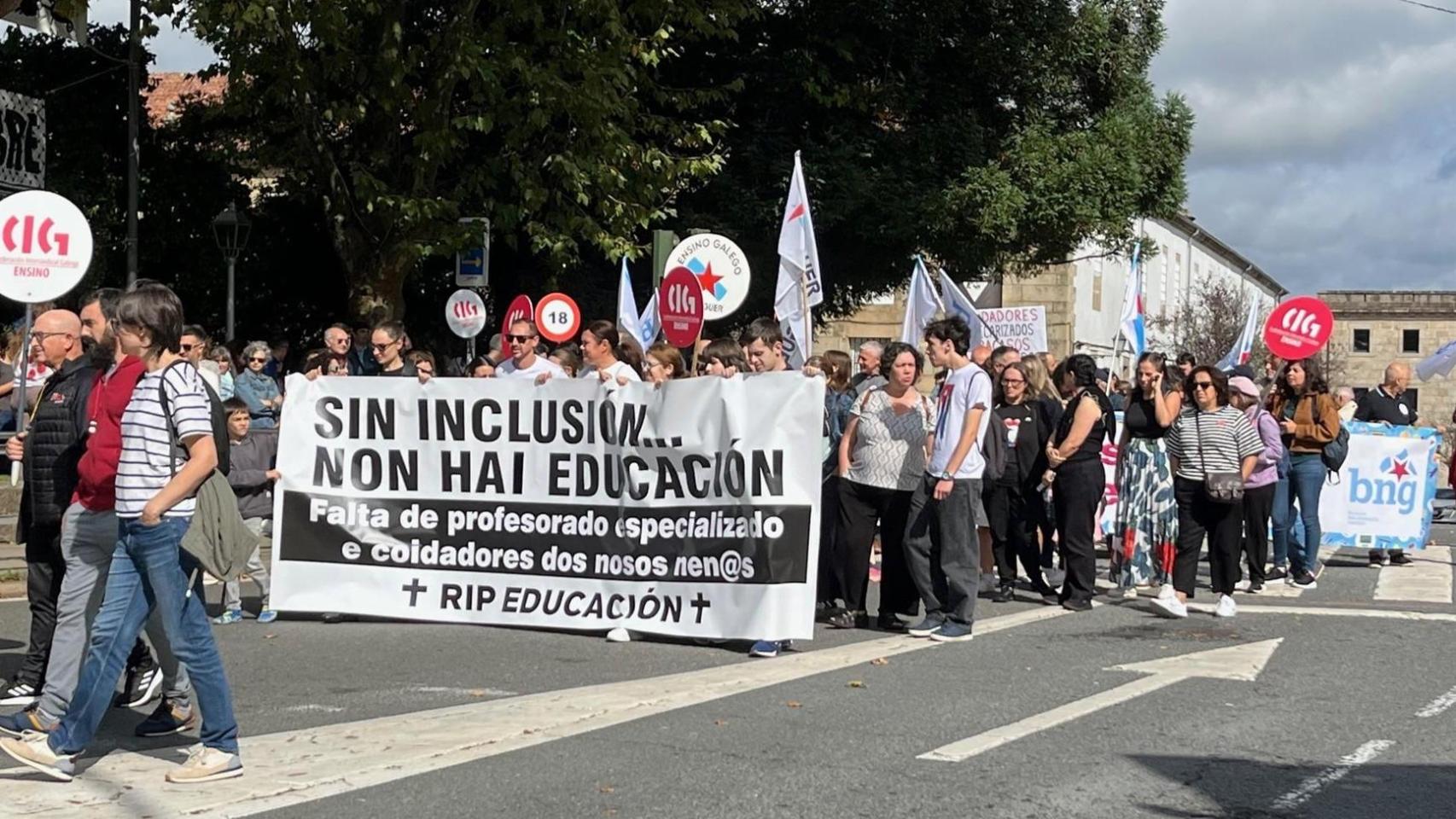 Cientos de personas protestan en Santiago contra los recortes ...