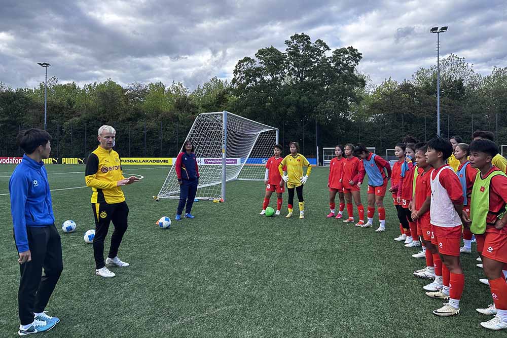 U17 nữ Việt Nam tập luyện cùng huấn luyện viên của U17 Borussia Dortmund