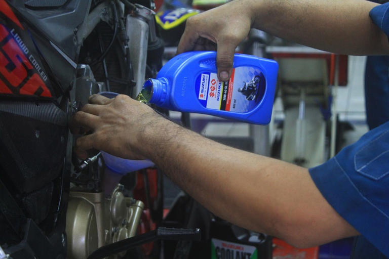 Motor sering kena macet baiknya ganti oli ikut bulan atau kilometer?