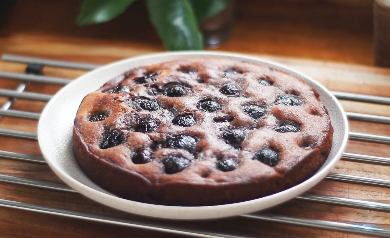 So many cherries on top! Make this amazing cherry cake with amaretto ...
