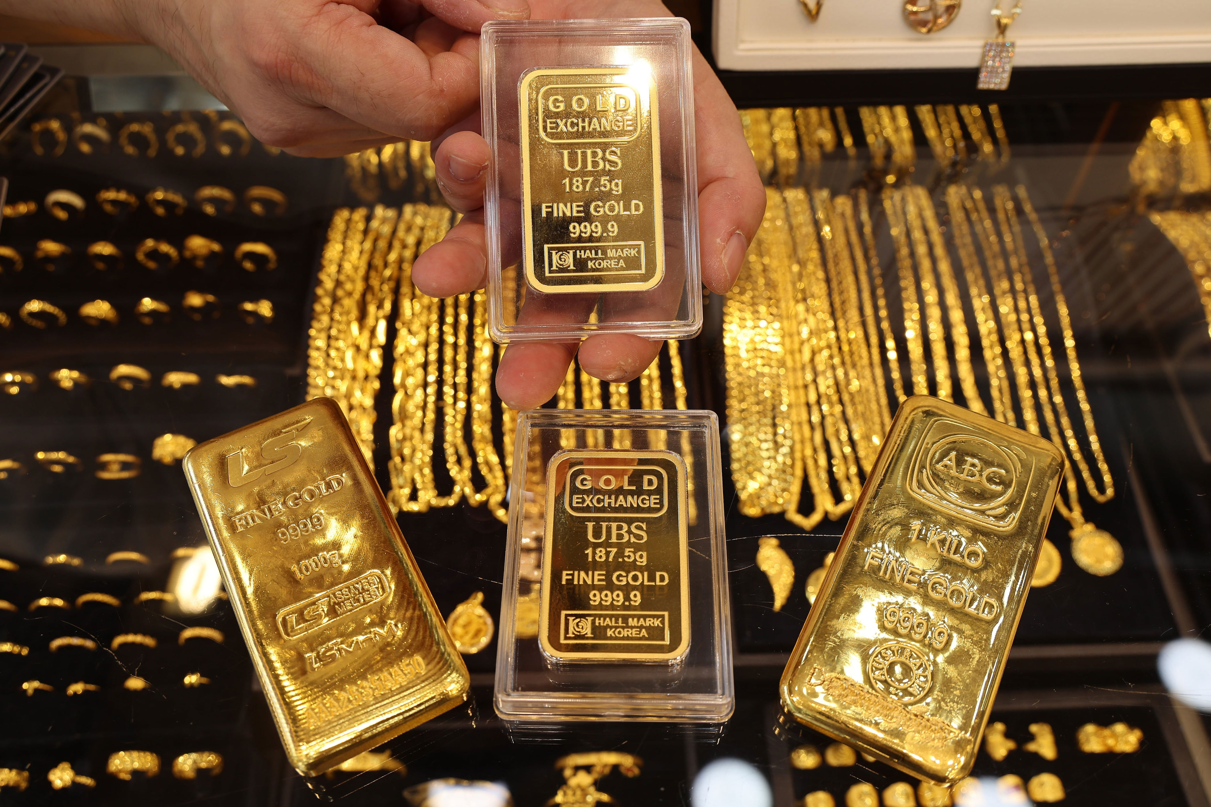 Banks' gold banking balance hits record 1.2 trillion won