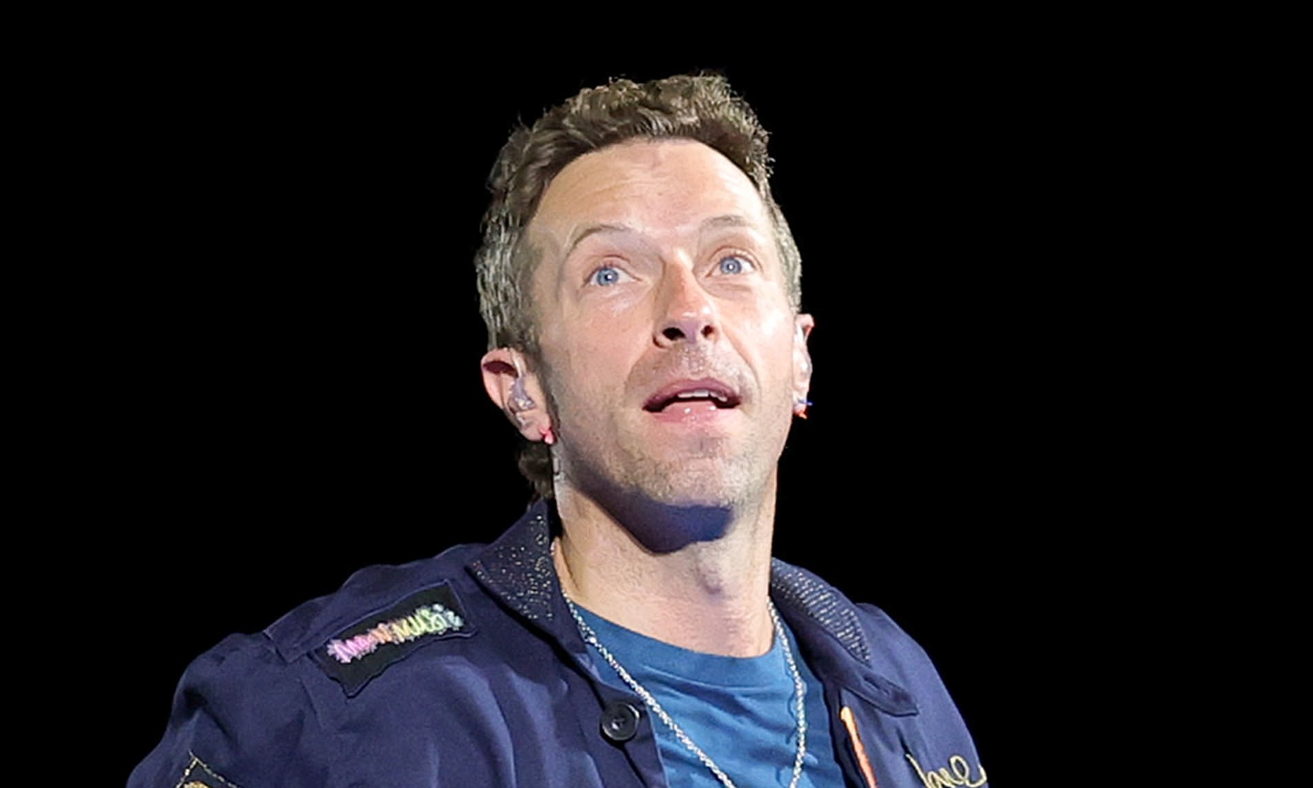 Coldplay's Chris Martin STOPS concert to get crowd to 'send love' to ...