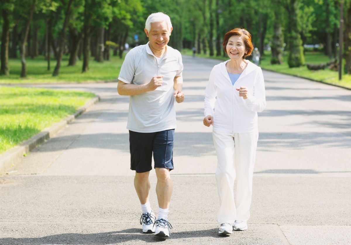 10 Manfaat Jalan Kaki untuk Lansia, Termasuk Bantu Jaga Kesehatan Jantung