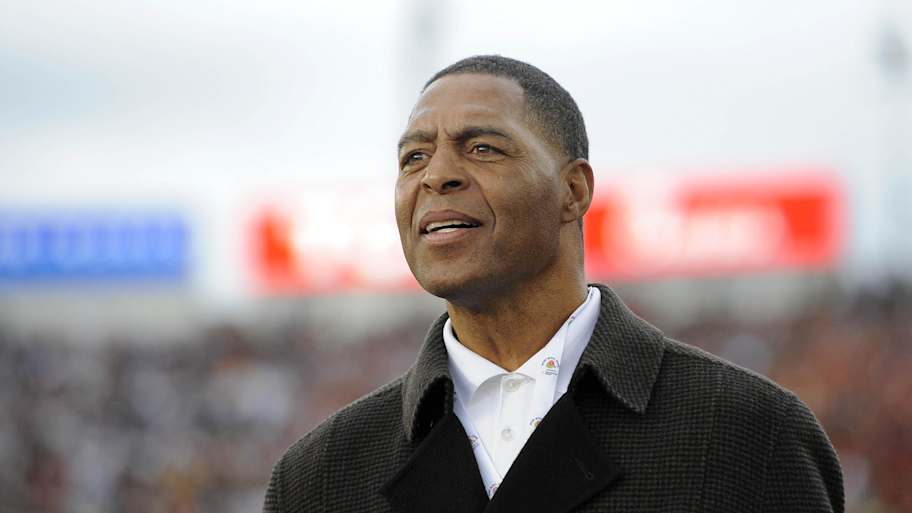 Legendary USC Running Back Supports Trojans at Big Ten Opener