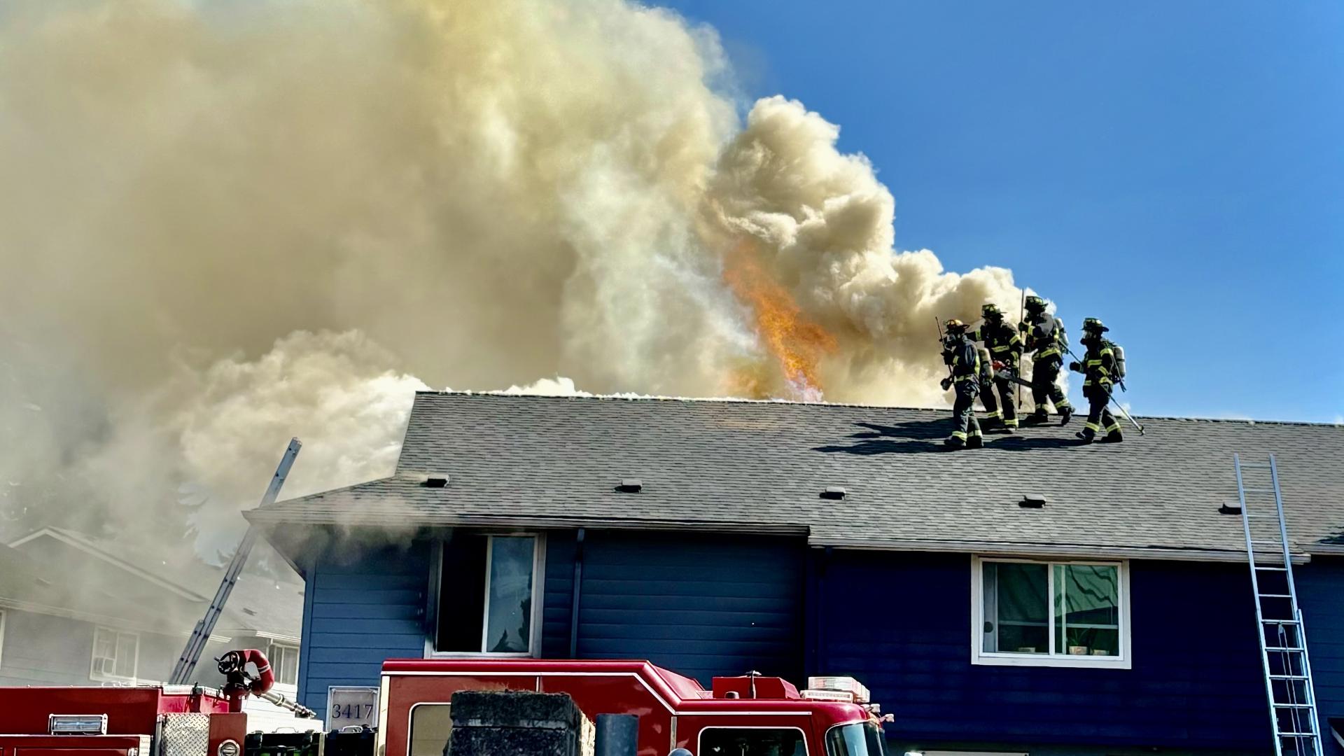 Firefighter hospitalized, 7 displaced after Vancouver apartment fire