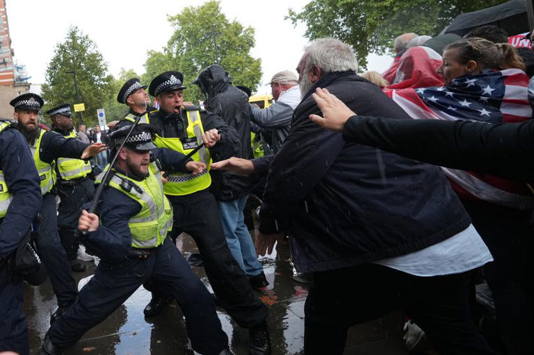 Violence at Tommy Robinson rally as police 'attacked with projectiles'