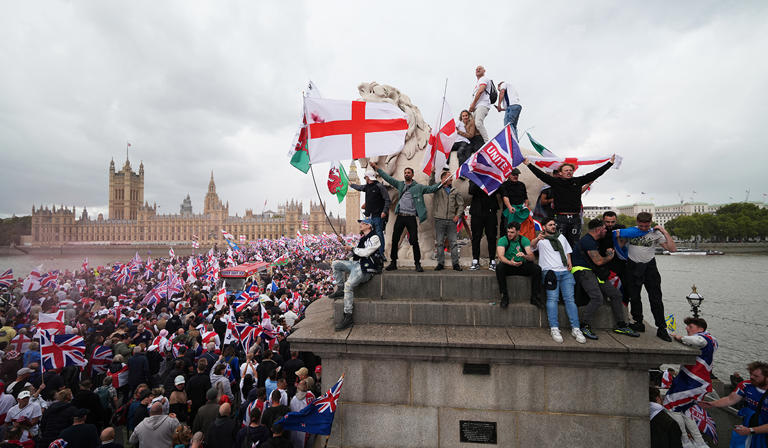 Police officers assaulted in clashes on London streets, as 110,000 ...