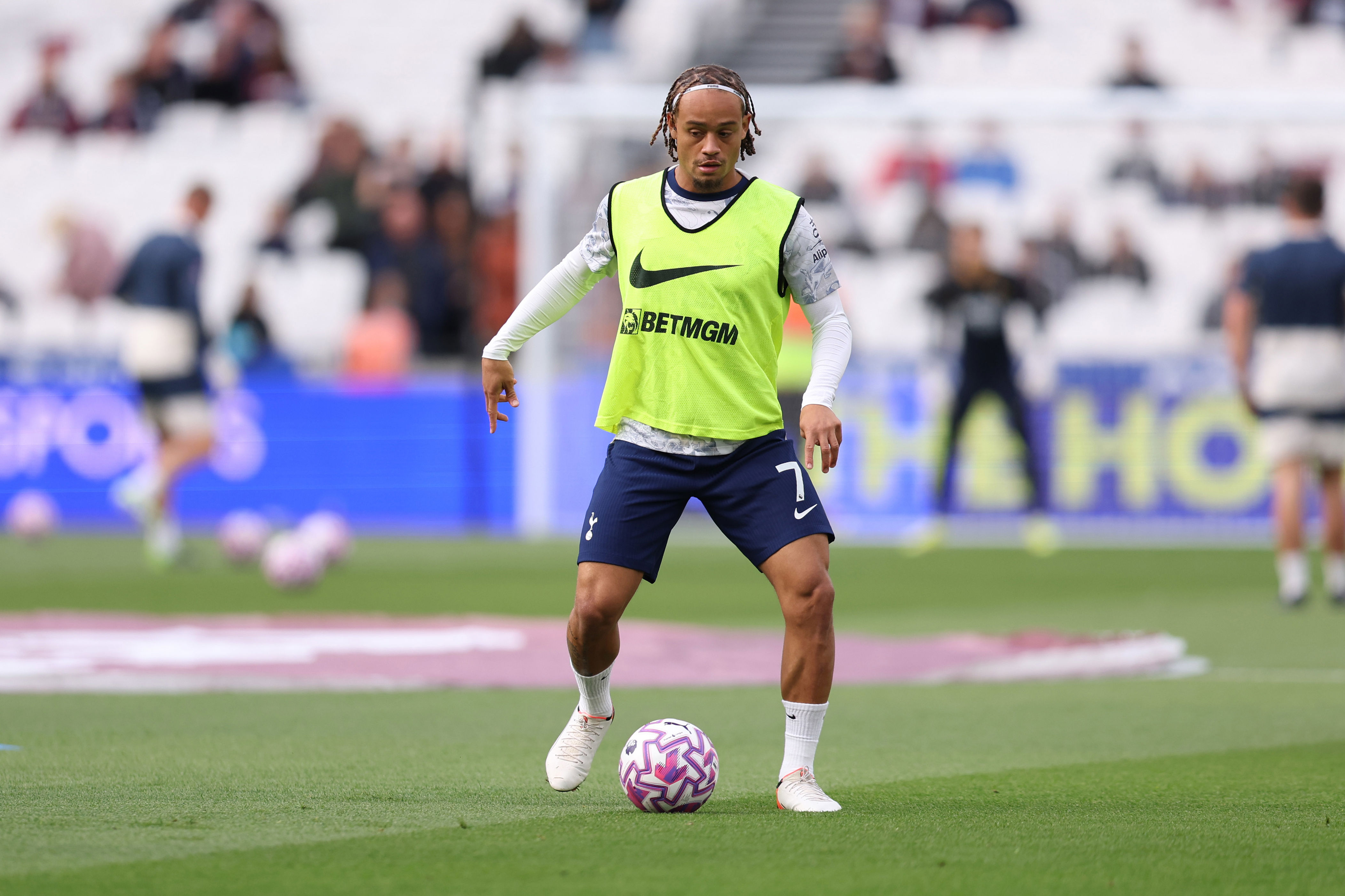 Simons direct belangrijk bij debuut voor Spurs, Van de Ven scoort