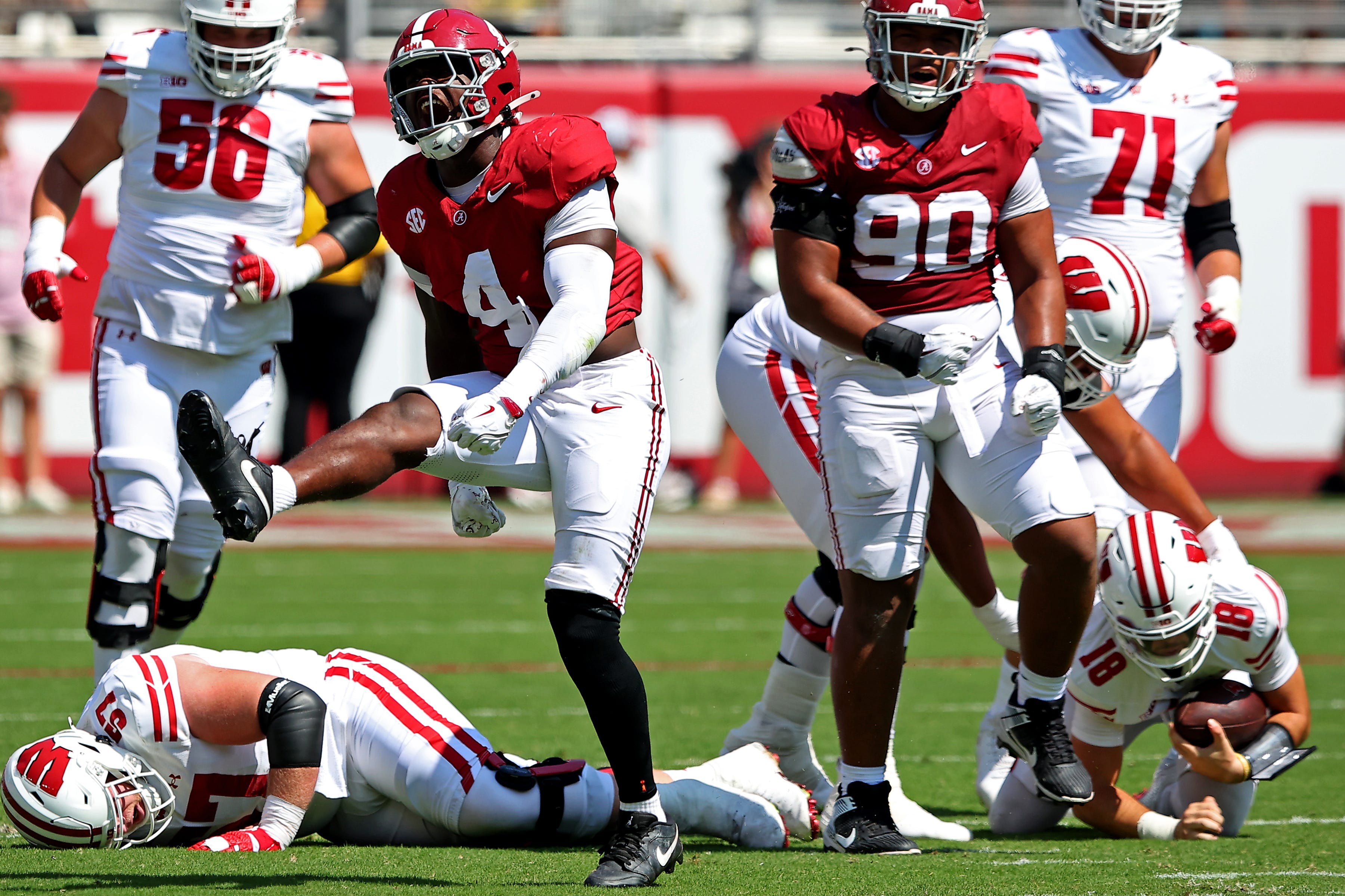 Jake Renfro injury update: Wisconsin football center leaves game vs ...