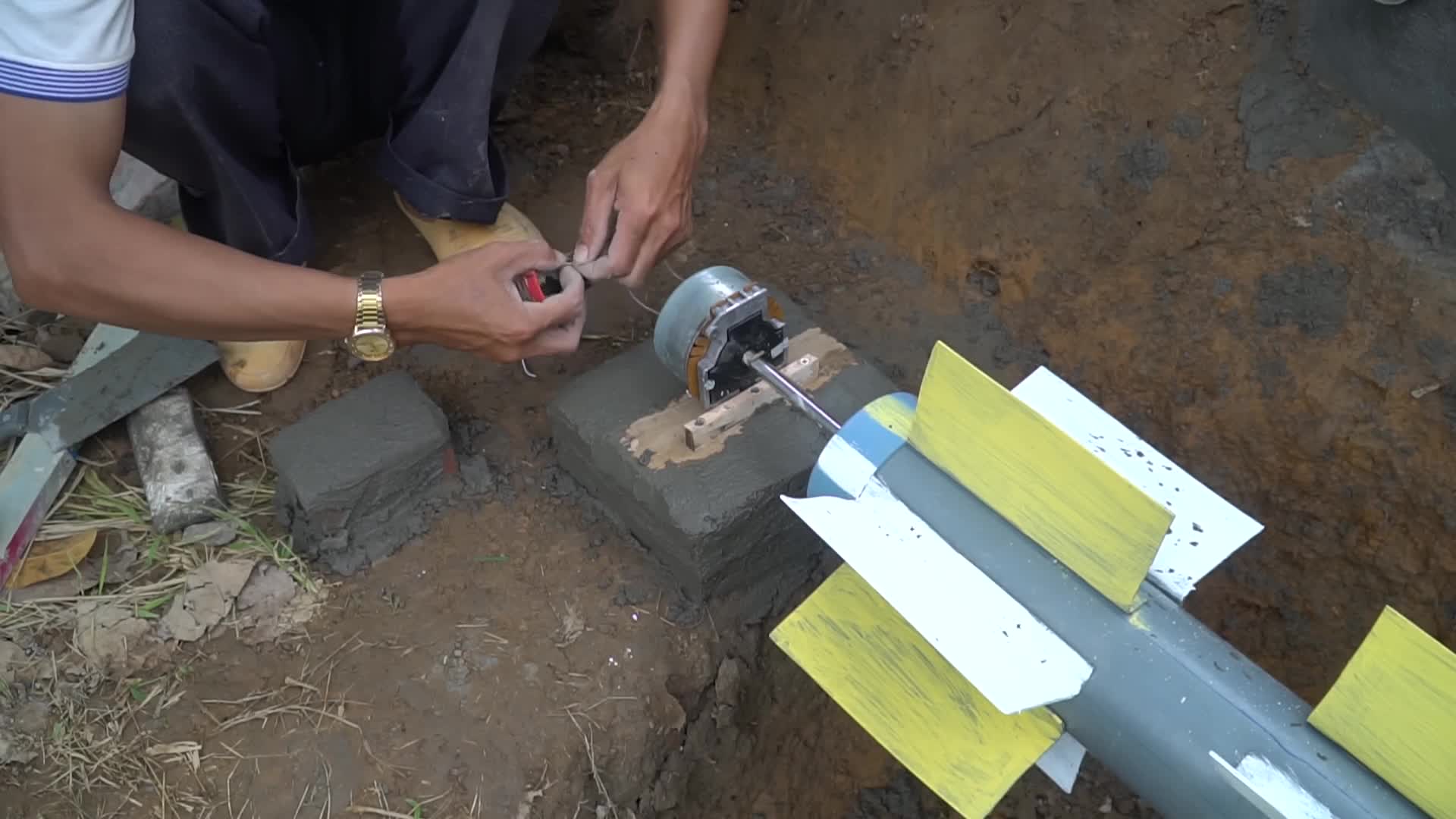 Mini Hydroelectricity With 4 Extremely Powerful Water Outlets