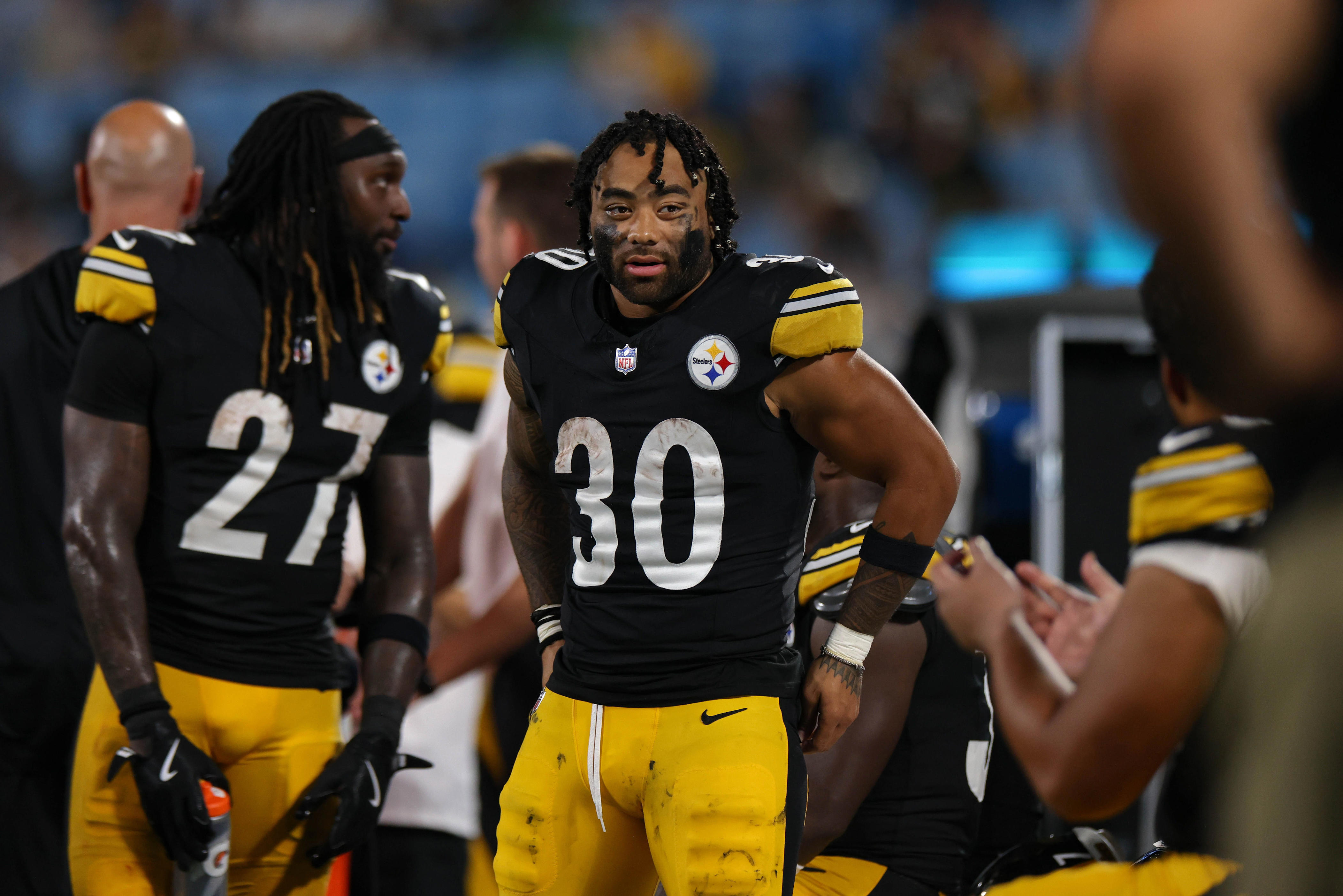 Steelers running back receives huge fine for illegal use of helmet
