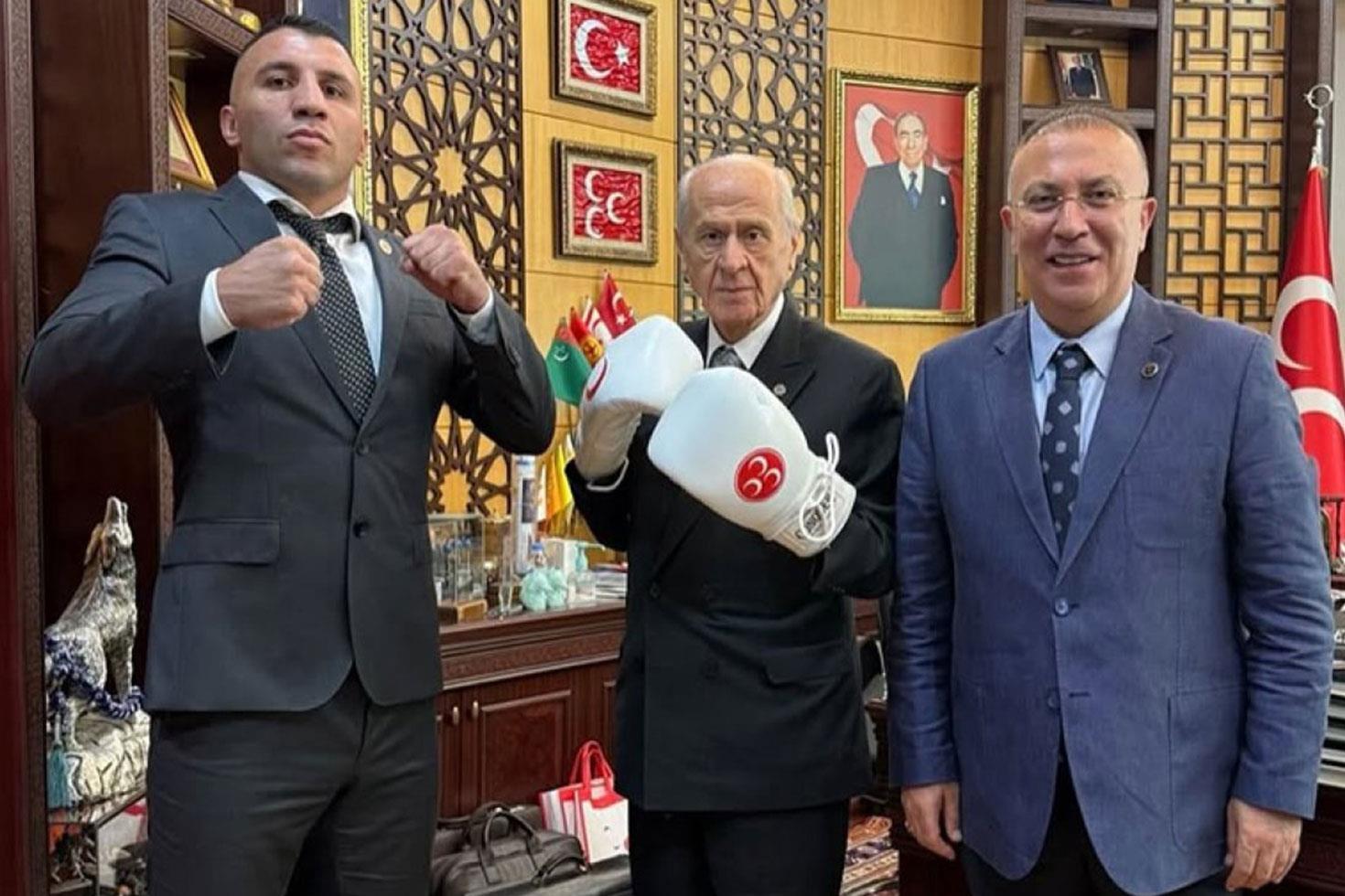 Gardını aldı! MHP lideri Bahçeli'den 'boks eldivenli' poz