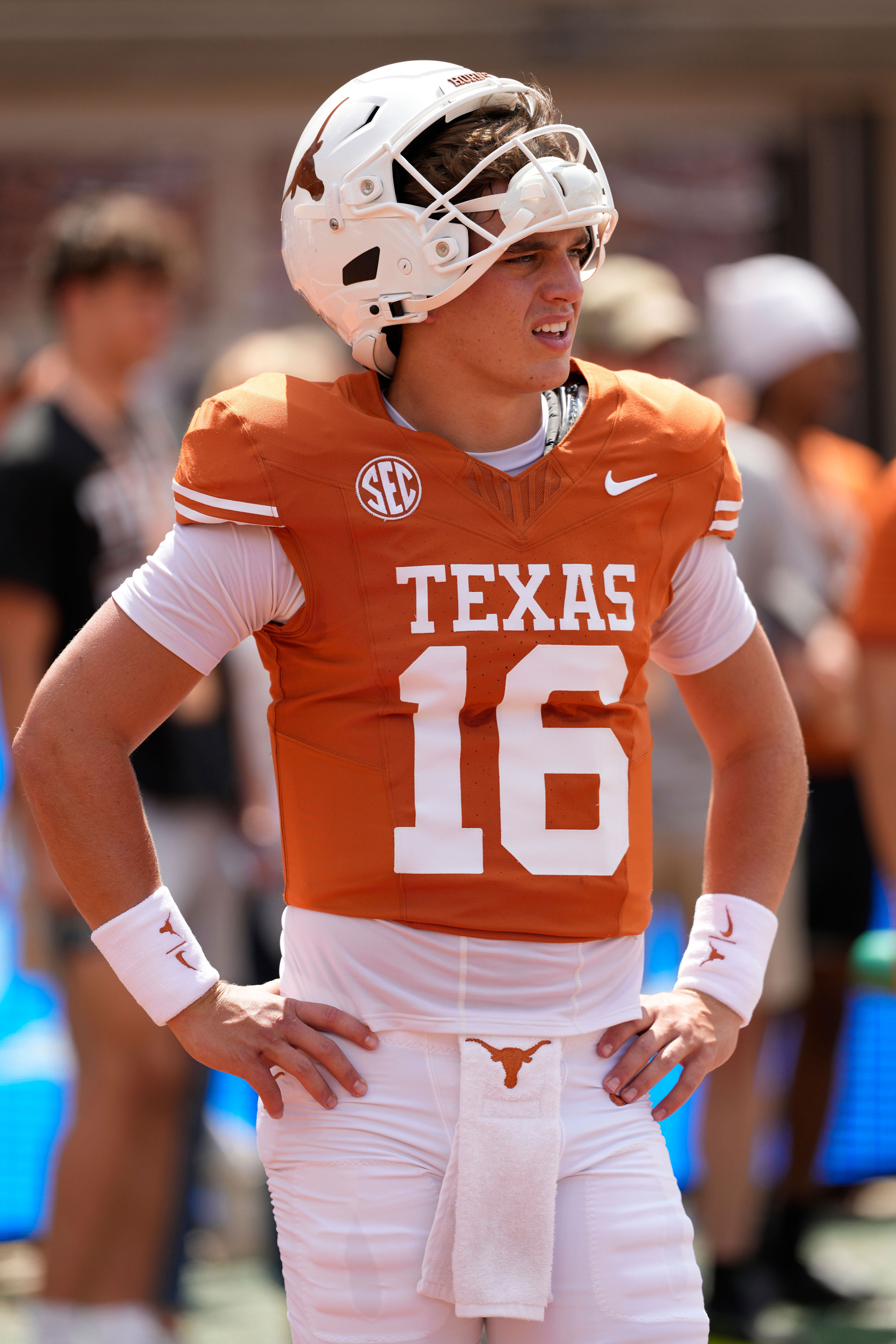 Texas fans boo as Arch Manning throws 10 straight incompletions