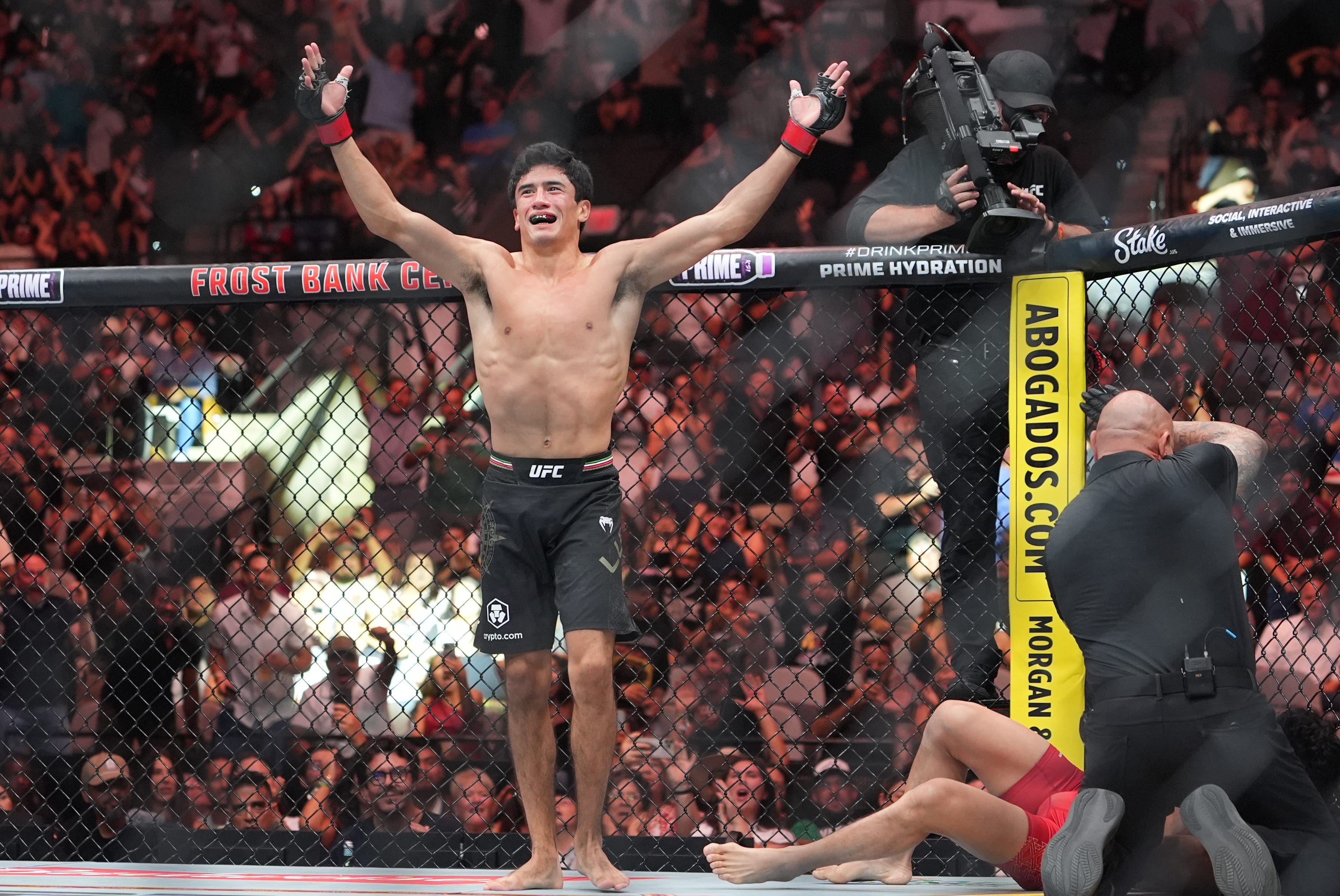 UFC Fight Night 259 video: 21-year-old Santiago Luna shines in debut ...