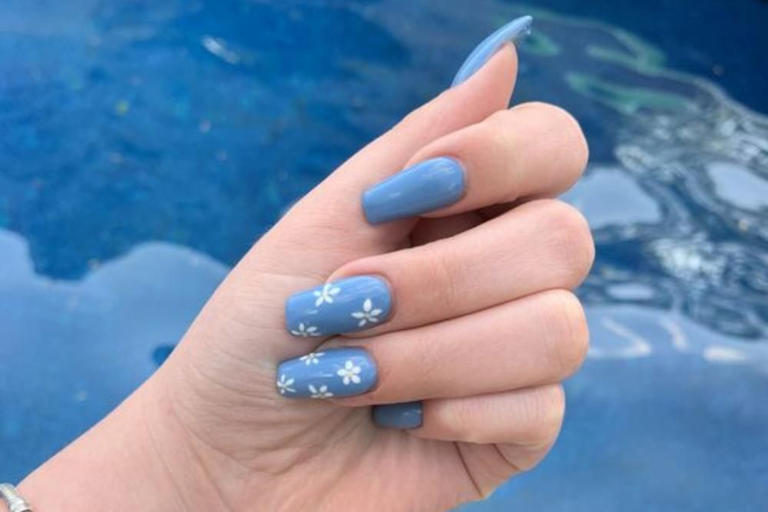 7 Gaya Nail Art Nuansa Biru yang Menarik untuk Kamu Coba
