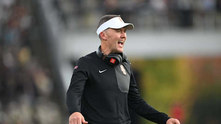 Legendary USC Running Back Supports Trojans at Big Ten Opener