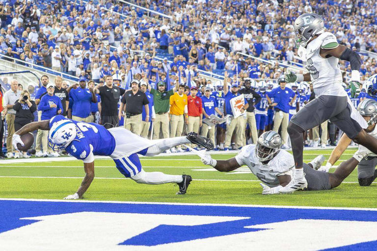 Behind Cutter Boley and Seth McGowan, Kentucky blows out Eastern Michigan
