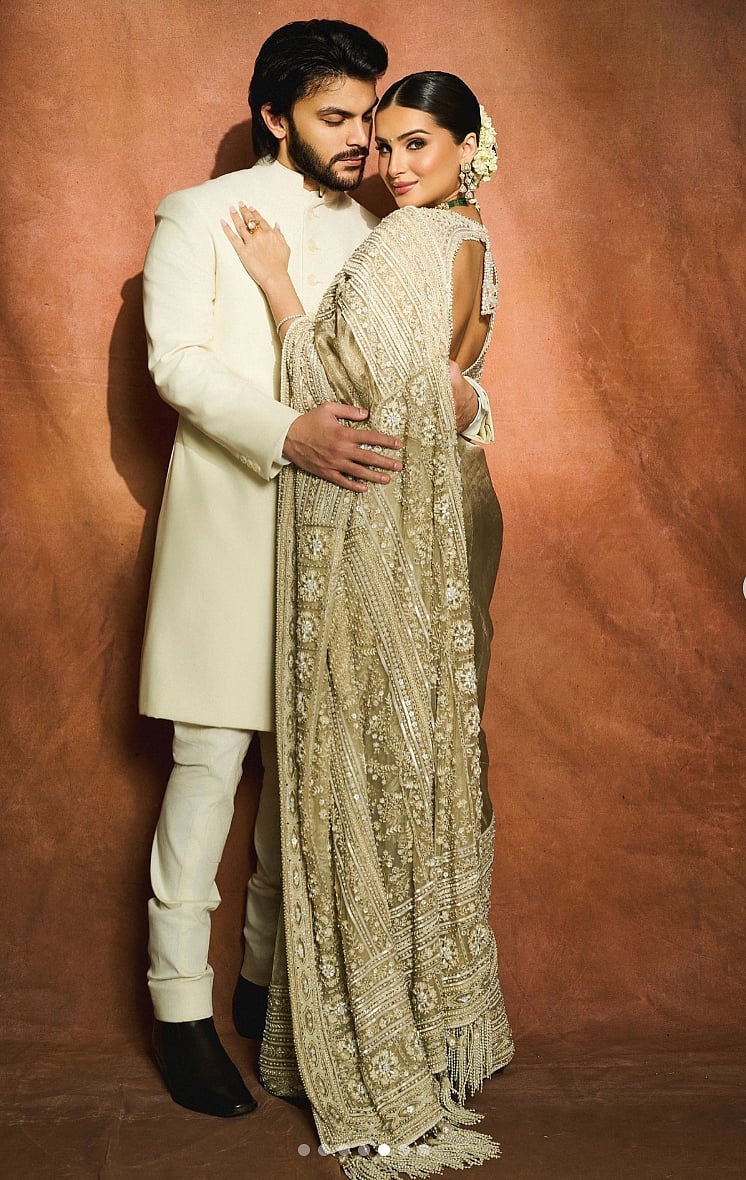 Veer Pahariya Holds Umbrella For Girlfriend Tara Sutaria In Heavy Rain ...