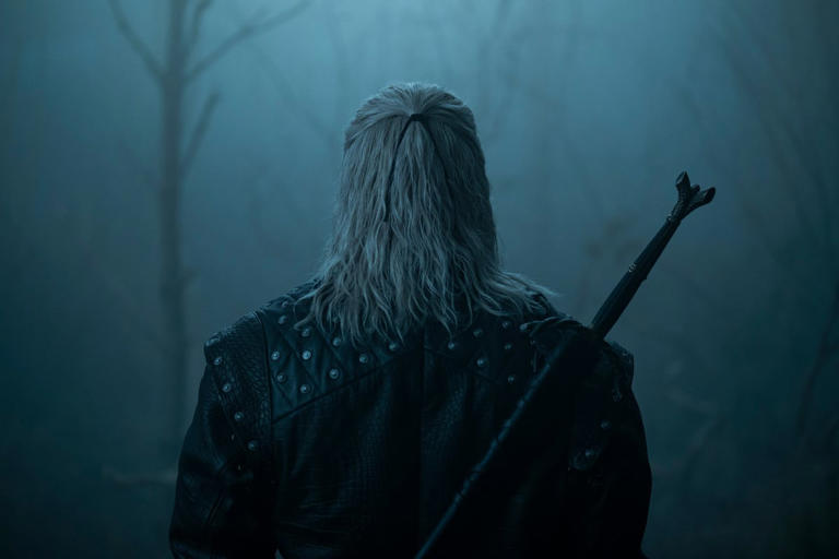 Liam Hemsworth unveils teaser of The Witcher during Alvarez-Crawford fight
