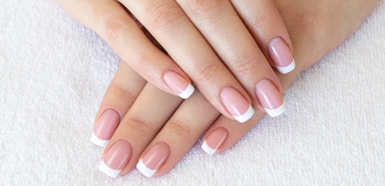 Fini les ongles nude, la "sunday french manucure" est le vernis le plus ...