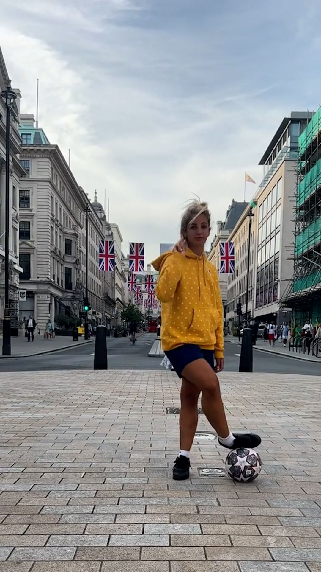 Street Performance Style Ball Juggling – Soccer