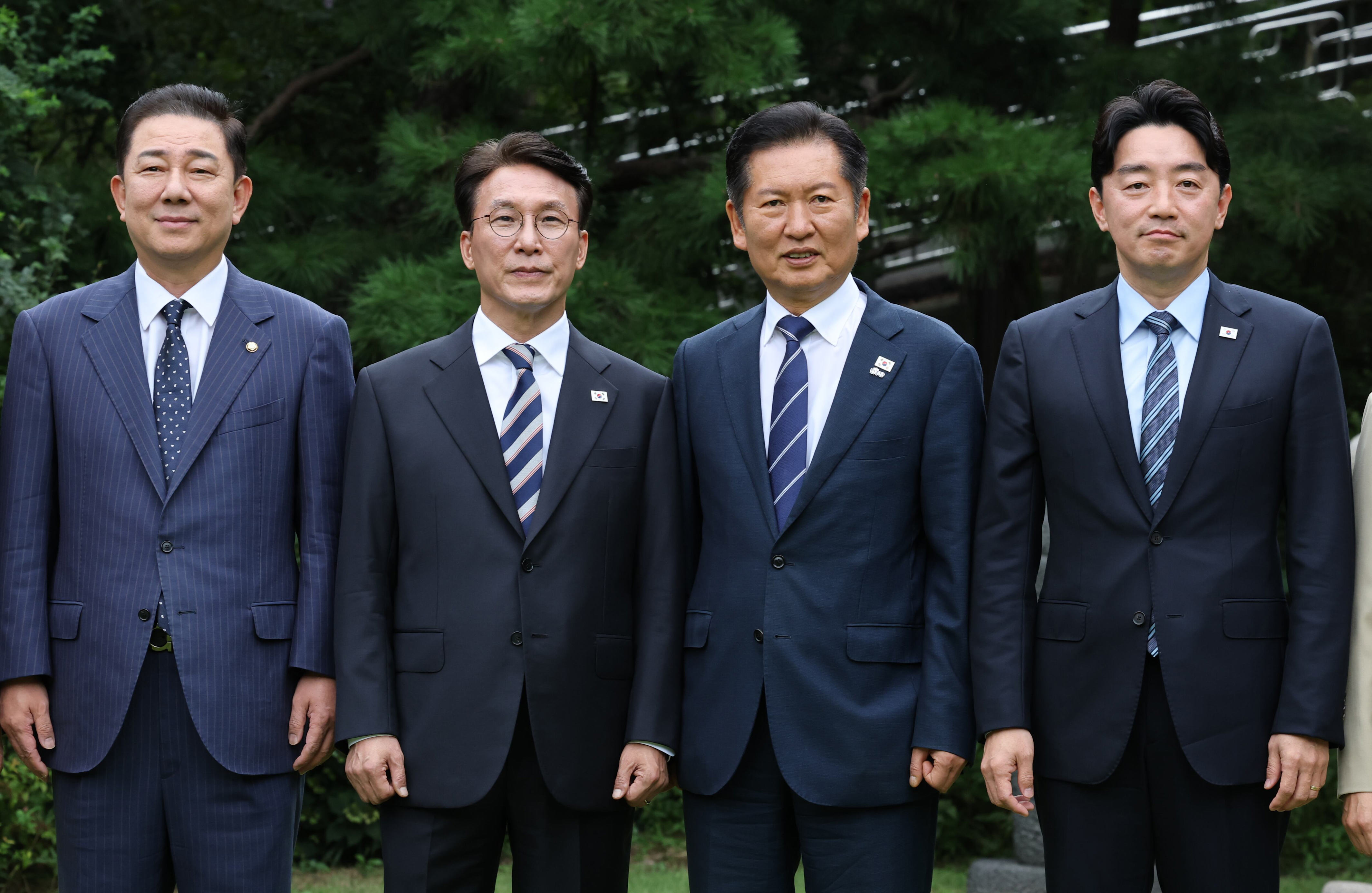 Democratic Party leaders hold dinner to resolve rift
