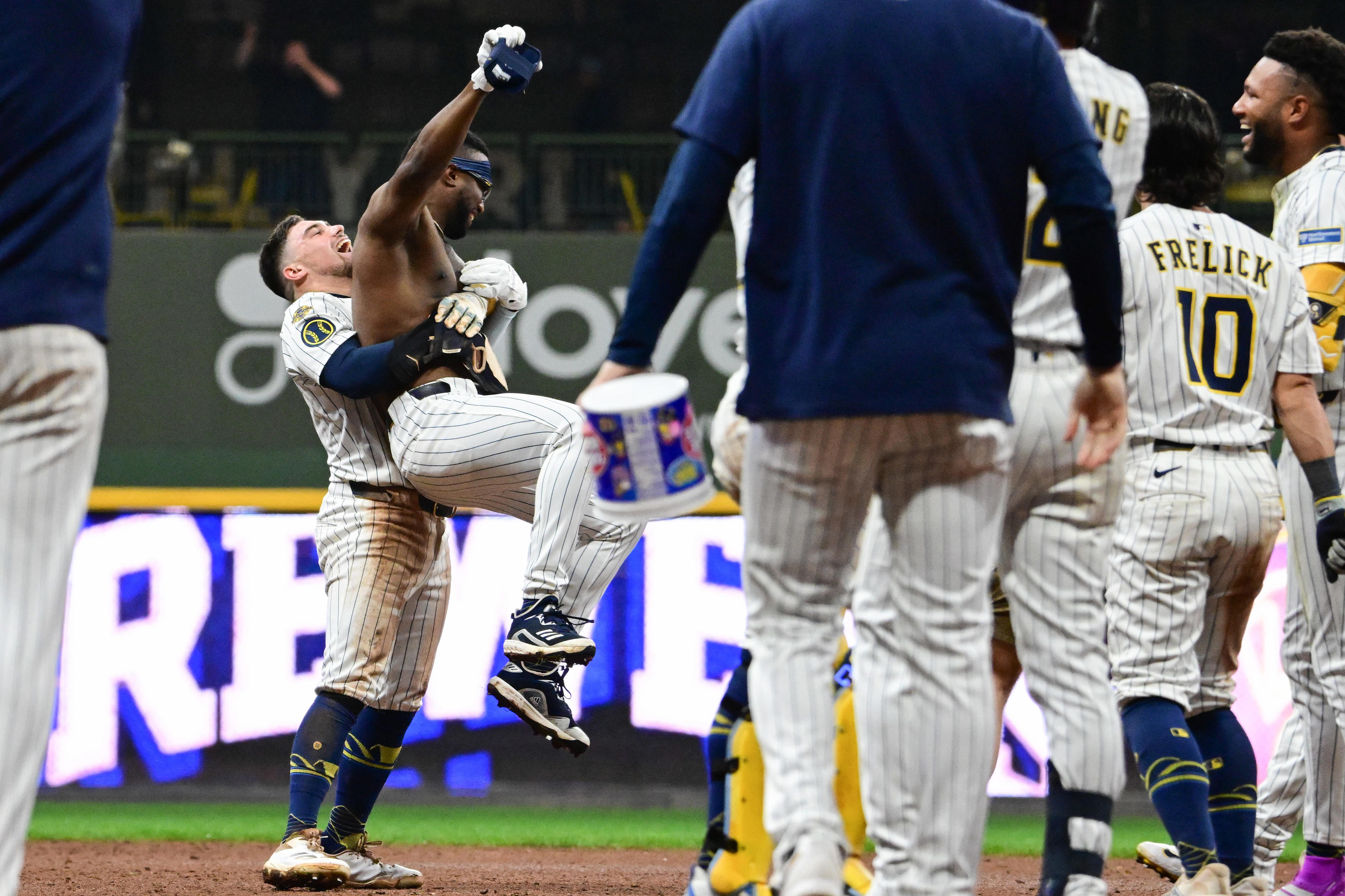 On clinch night, Brewers rally from five down to win on Andruw ...