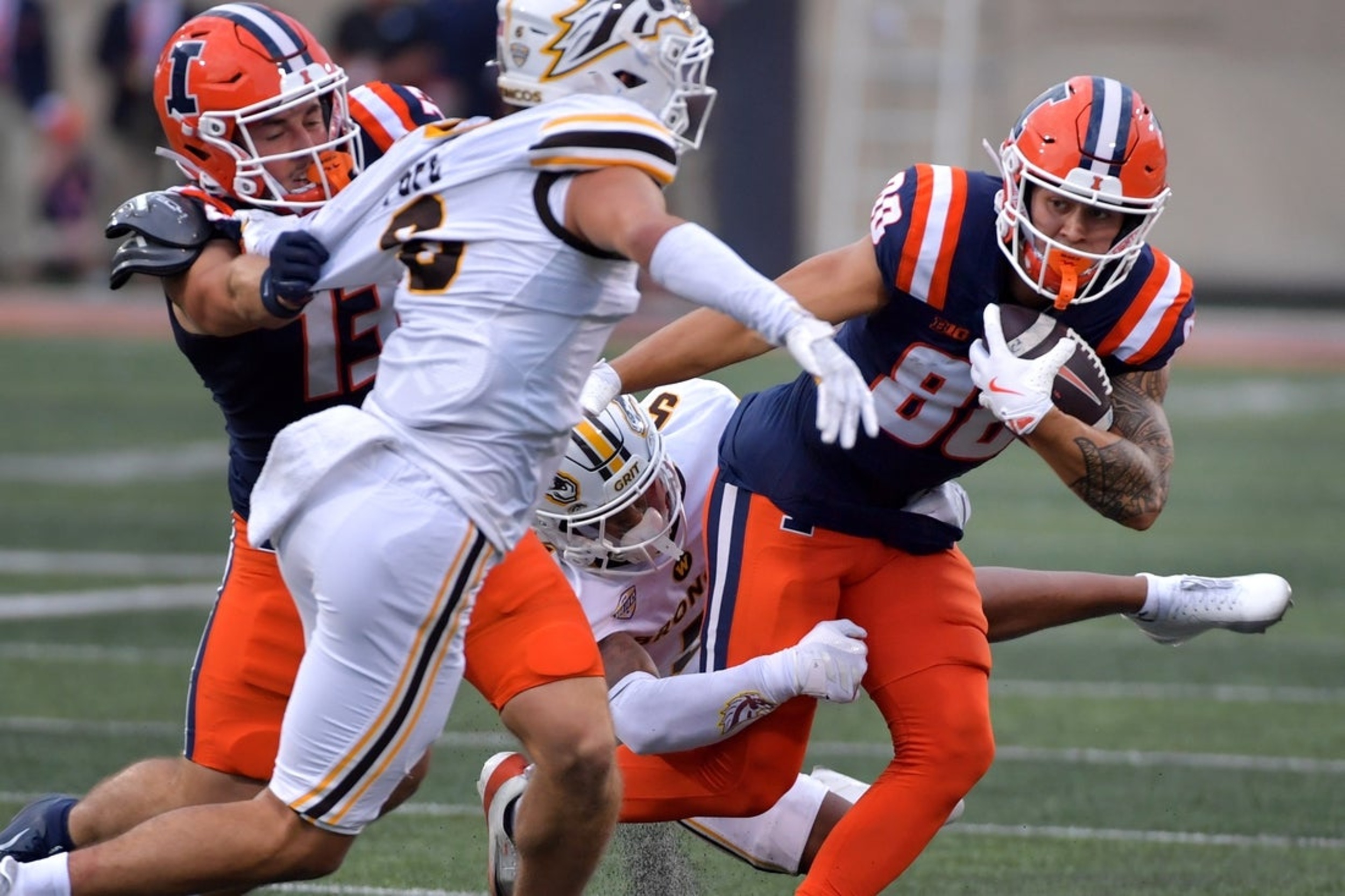 Luke Altmyer, No. 9 Illinois rout Western Michigan 38-0