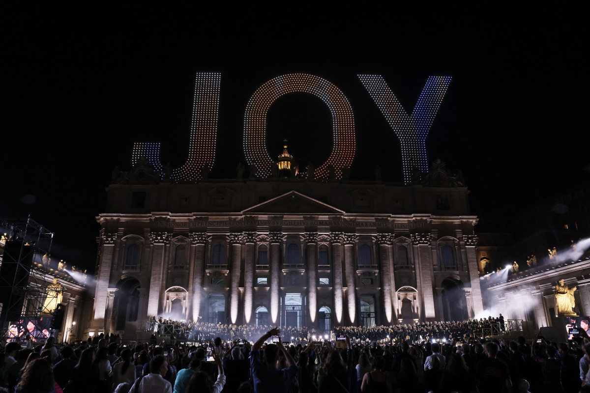 Beloved Music Duo Makes History With Major First at the Vatican's ...