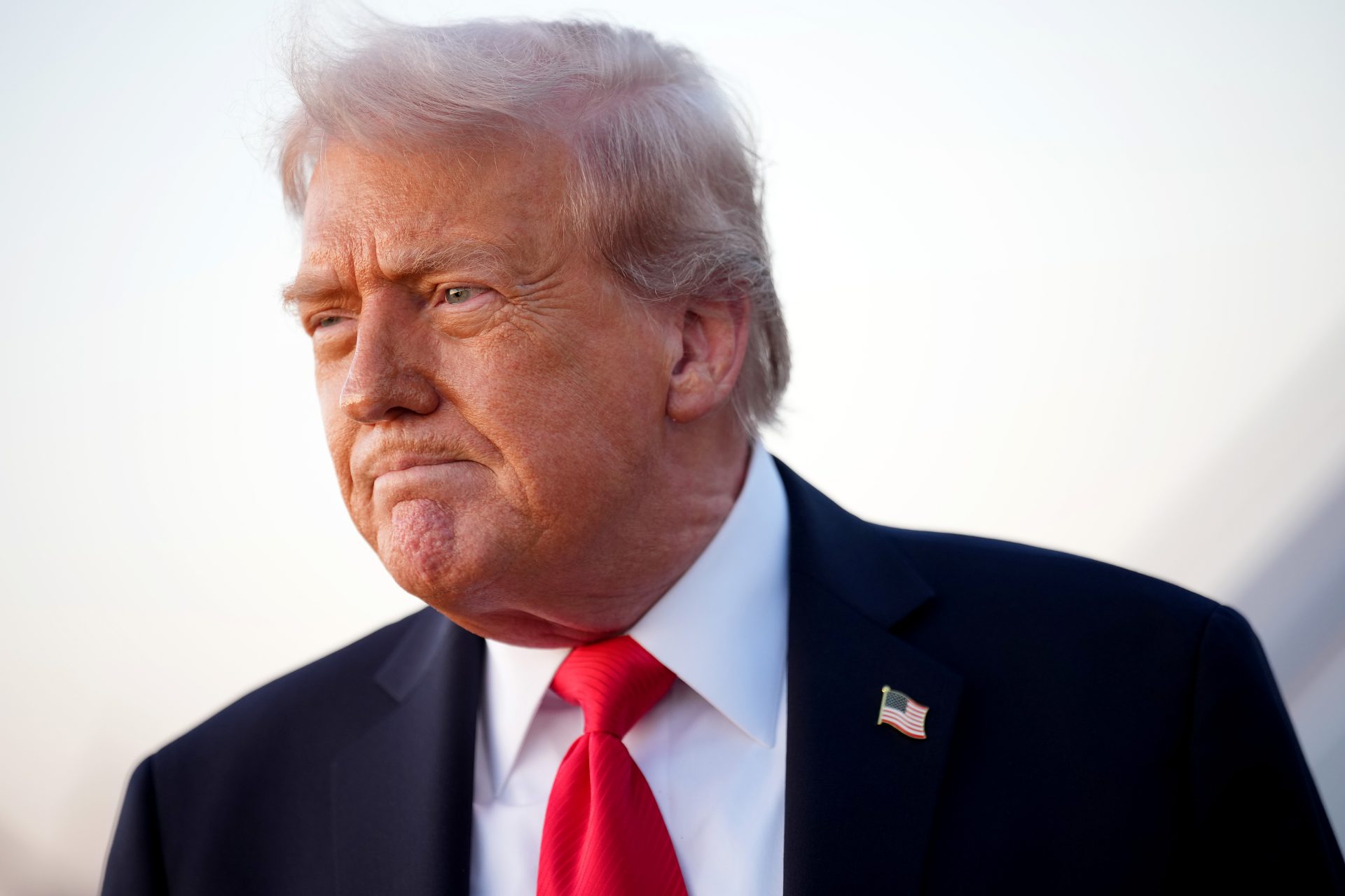 Adiós, Trump, ¿adiós? Abucheos y confrontación con manifestantes para ...