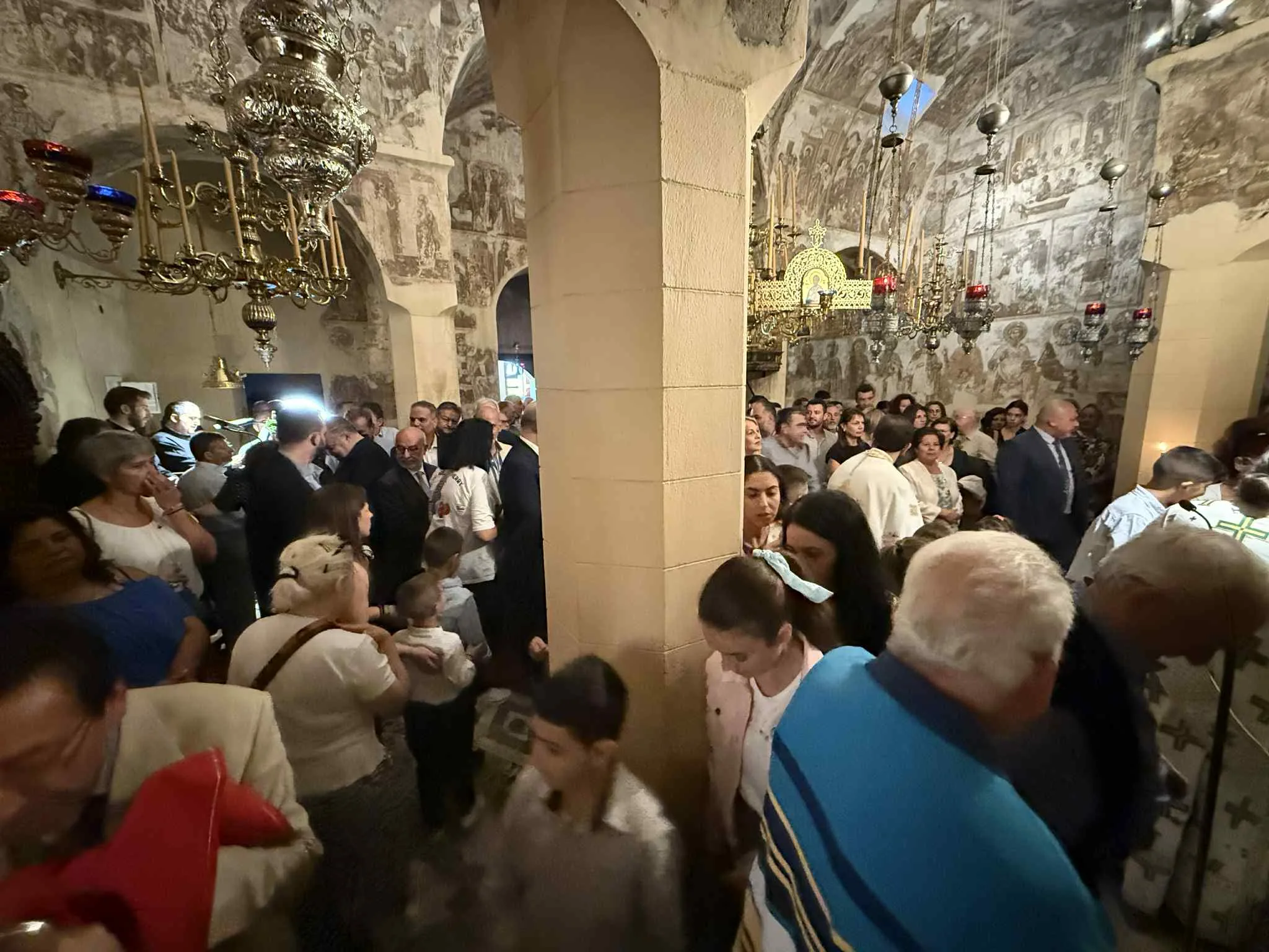 Θεία Λειτουργία στην ΙΜ Μεγάλου Σπηλαίου Καλαβρύτων με πολλές ...