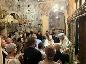 Θεία Λειτουργία στην ΙΜ Μεγάλου Σπηλαίου Καλαβρύτων με πολλές ...
