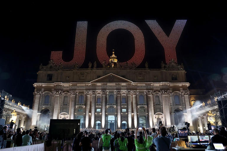 Spectacular drone show over Vatican recreates Michelangelo’s ‘Creation ...