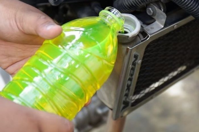 Nggak perlu mekanik, begini cara kuras air radiator motor bekas di rumah