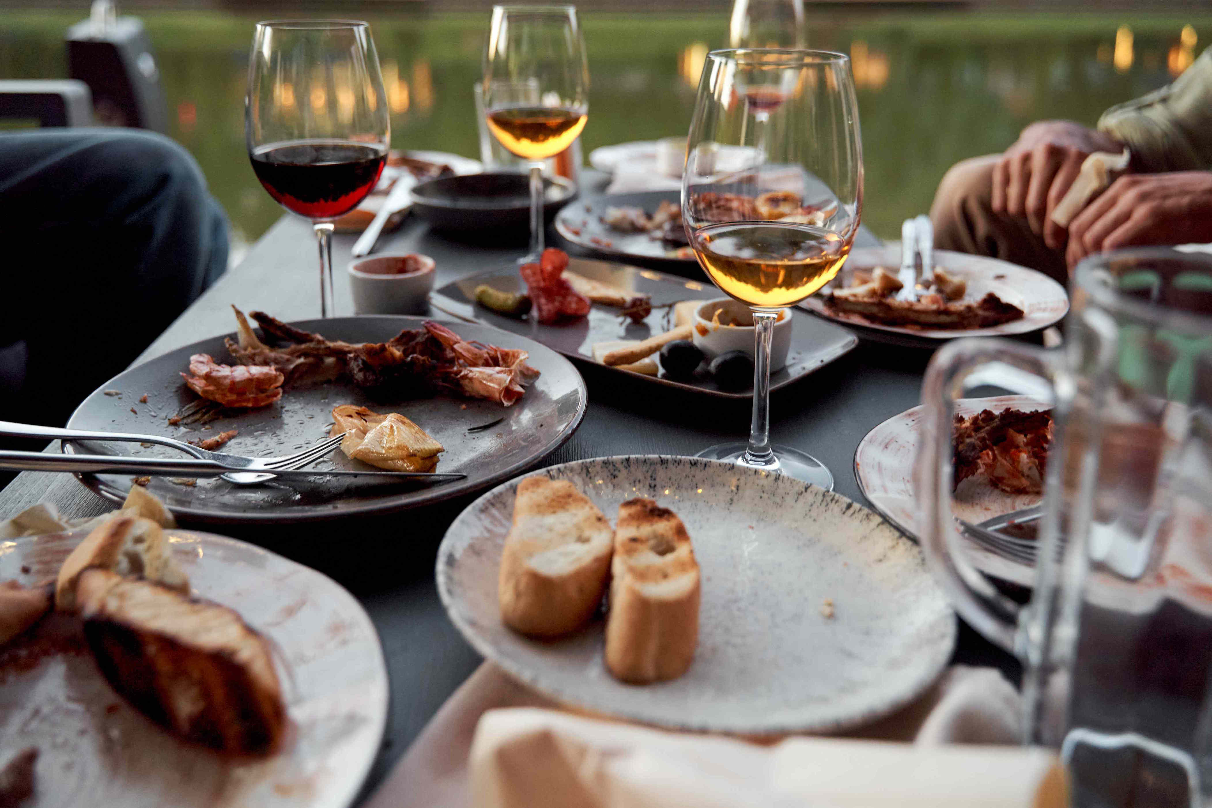 How Expert Party Hosts Let Their Guests Know It's Time to Leave (in the ...