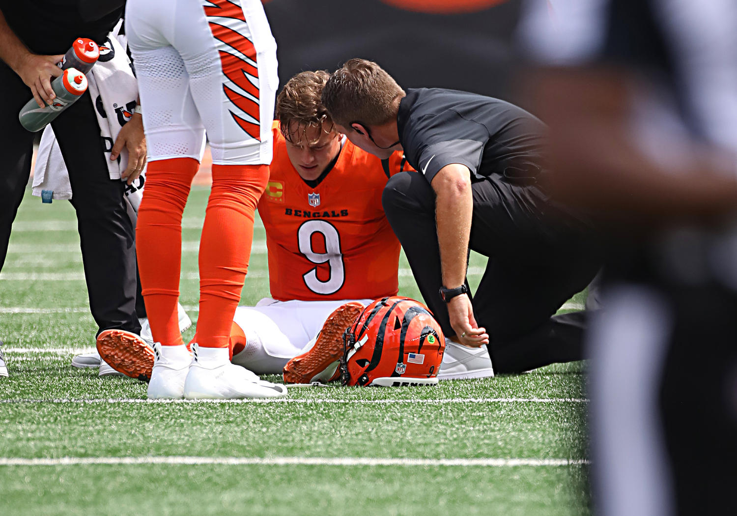 Bengals QB Joe Burrow leaves game with left toe injury