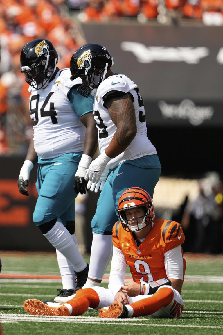Bengals' Joe Burrow on crutches, wears boot after toe injury forces him ...