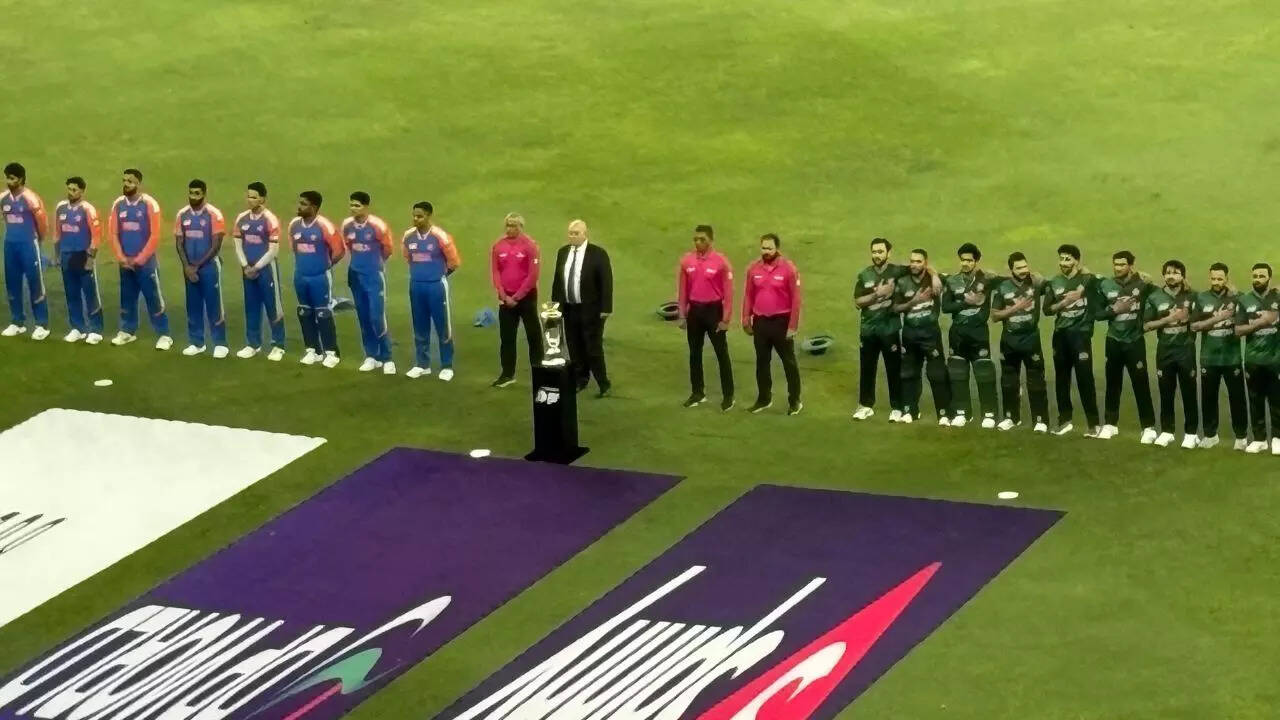 Pakistan's national anthem goof up shocks fans during IND vs PAK – Watch
