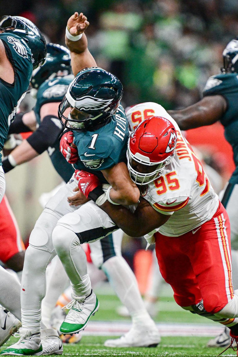 Here is who national experts predict will win KC Chiefs vs. Eagles NFL game