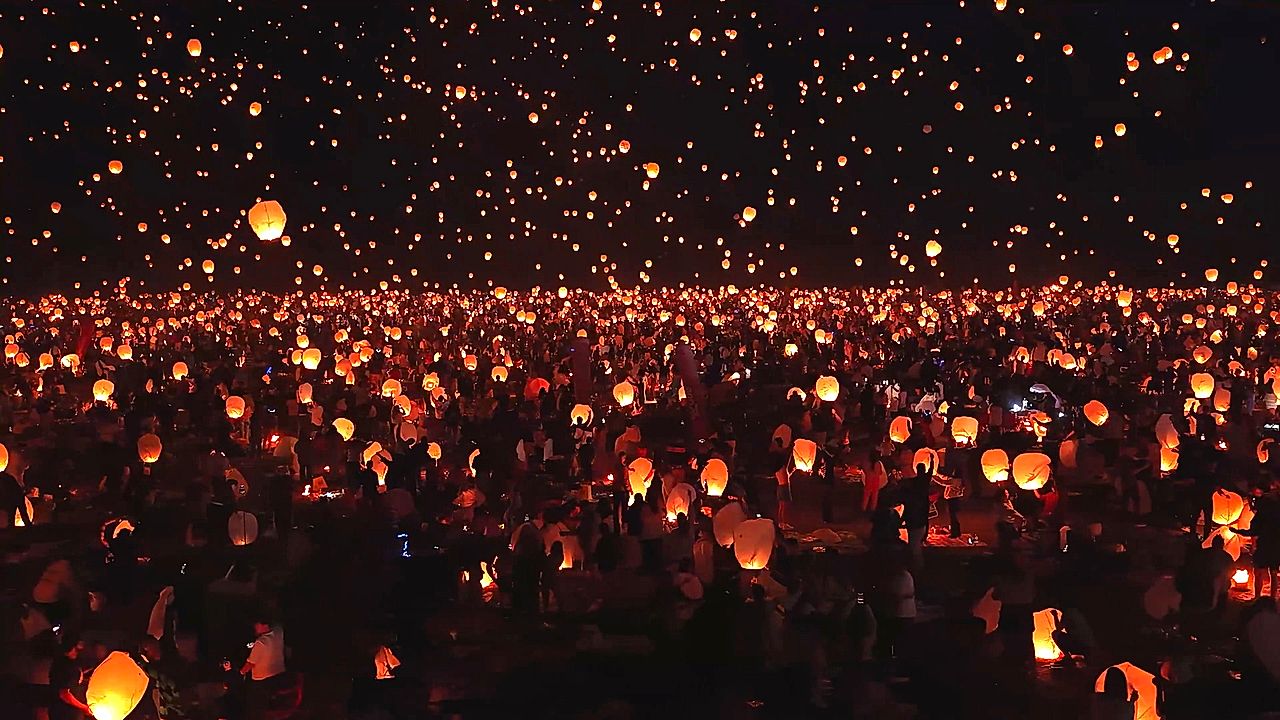 Thousands of lanterns released into the night sky in Pennsylvania