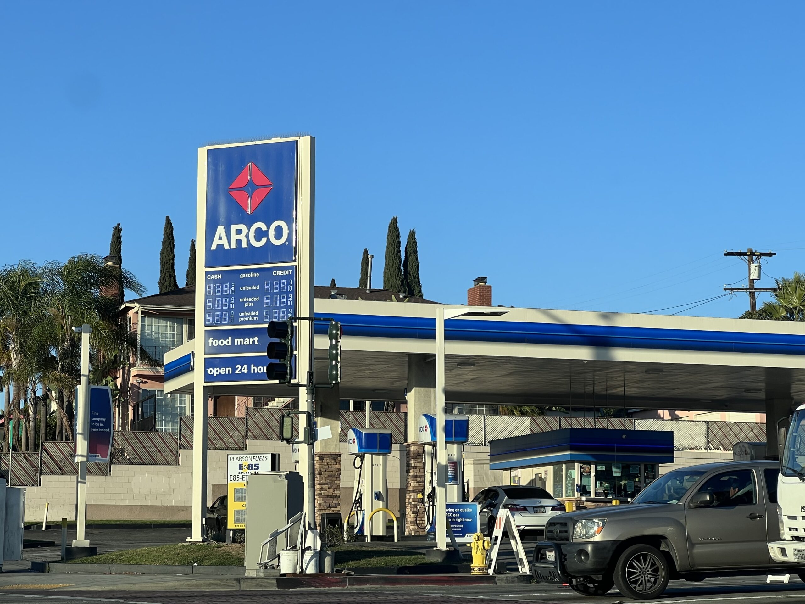SoCal gas prices continue to rise, says AAA
