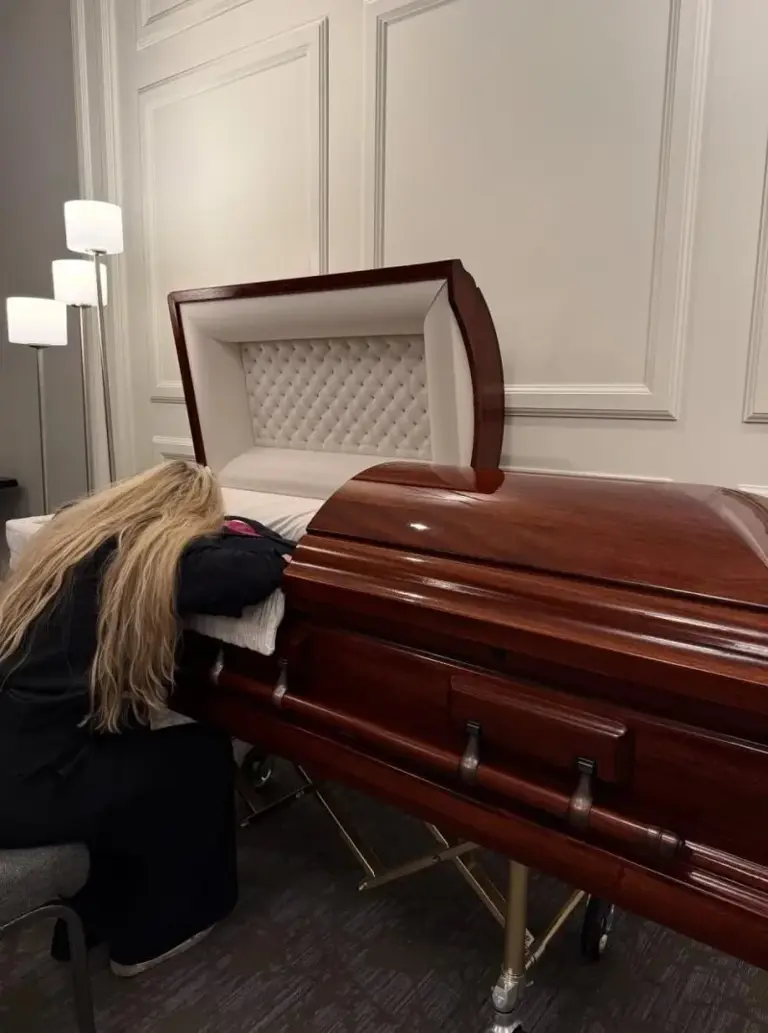 ‘Why Would She Post That?’ – Internet Divided Over Erika Kirk’s intensely Personal Open-Casket ...