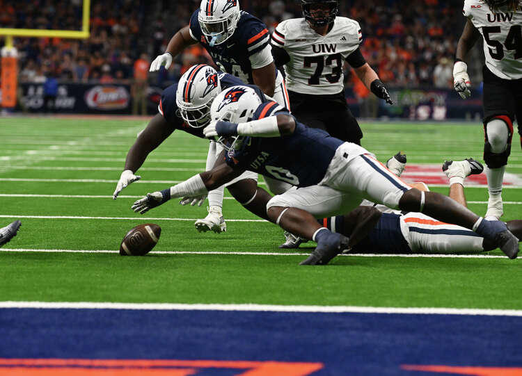 College football scores: Texas A&M stuns Notre Dame, Longhorns struggle