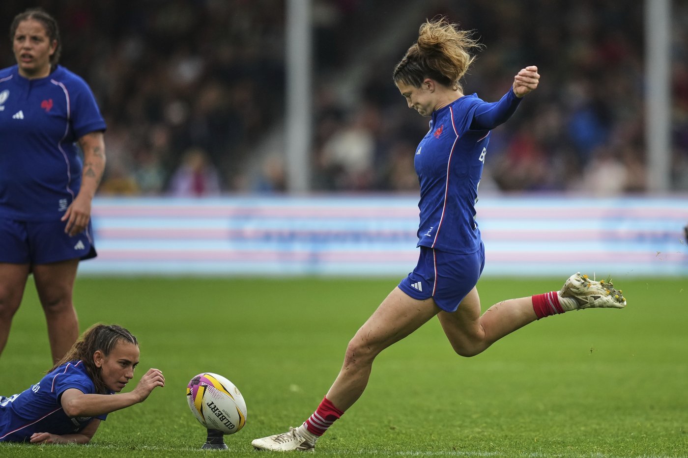 France scrapes past Ireland to reach Women's Rugby World Cup semifinals