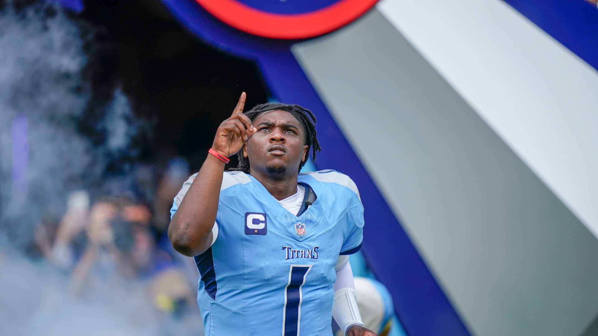 Cam Ward throws first career touchdown, Titans lead Rams 13-10