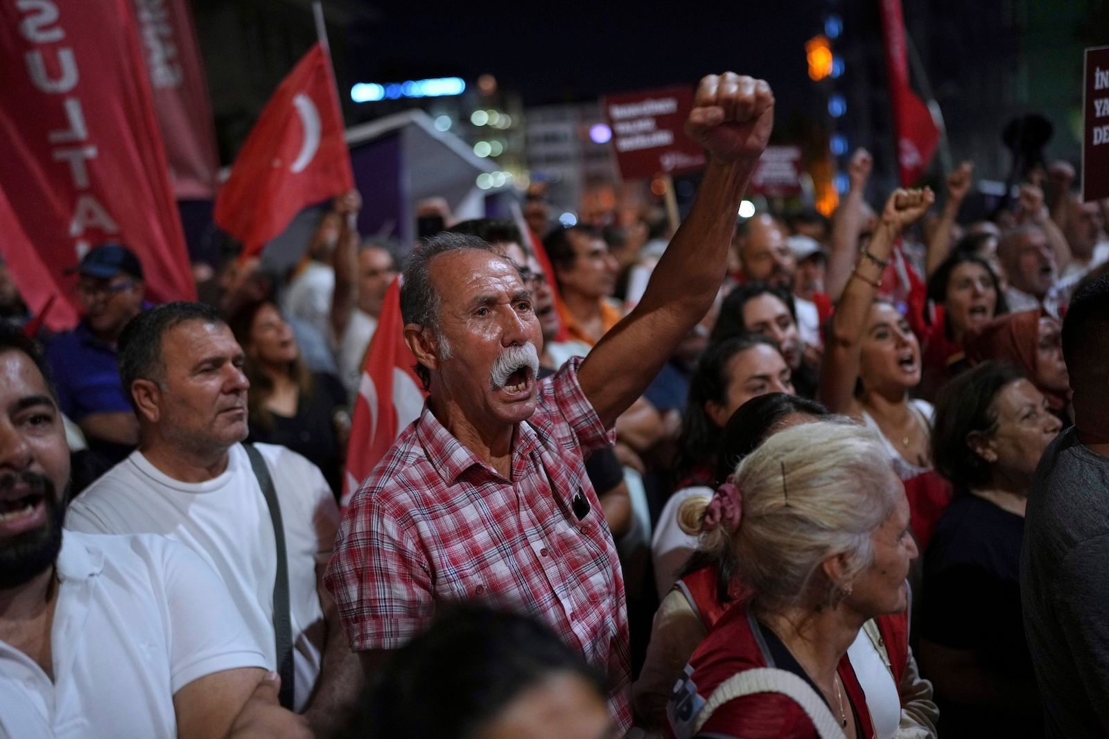 Άγκυρα: Μαζική διαδήλωση της αντιπολίτευσης ενάντια στη δίκη για ...