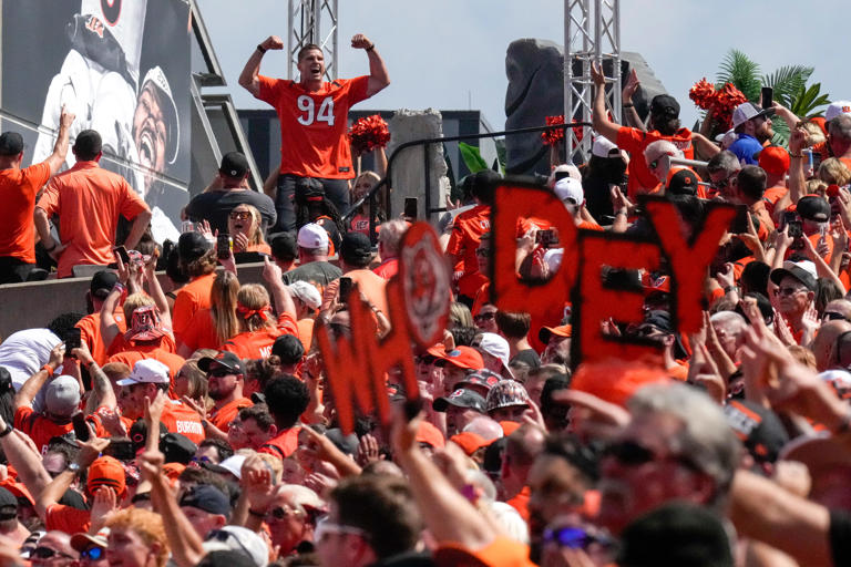 Sam Hubbard, former Bengals DE, fires up Cincinnati crowd as Ruler of ...